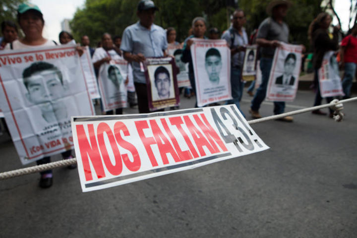 Padres de los 43 van a PGR y exigen renuncia de Zerón