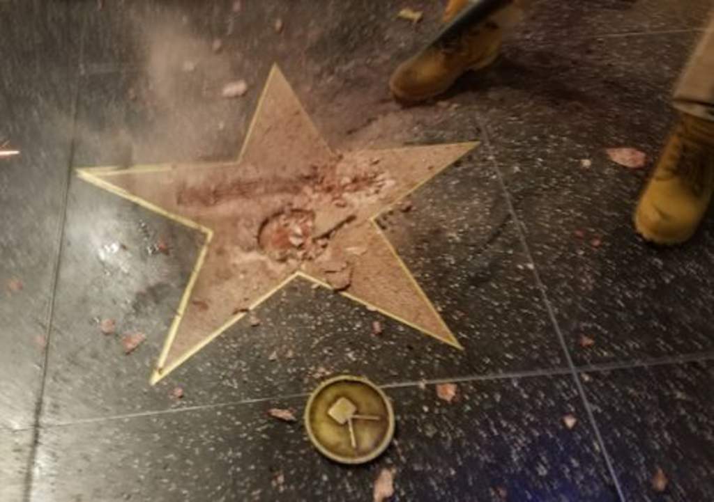 Acusan de vandalismo a hombre que destrozó estrella de Trump