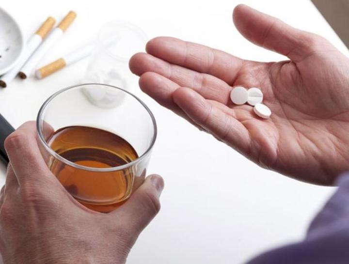 No debes mezclar pastillas y alcohol