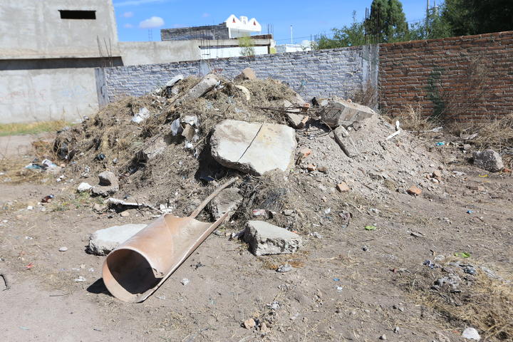 Investigarán y sancionarán a quien tiró escombro