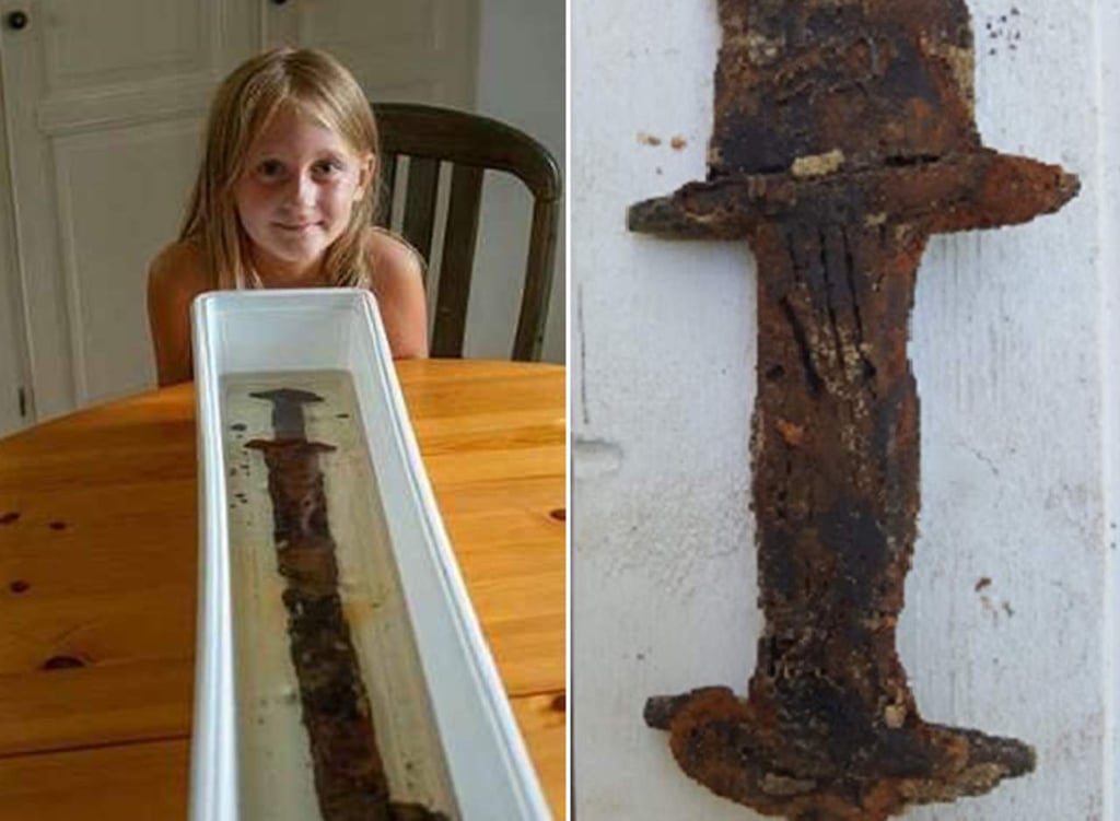 Una niña encuentra una espada en un lago
