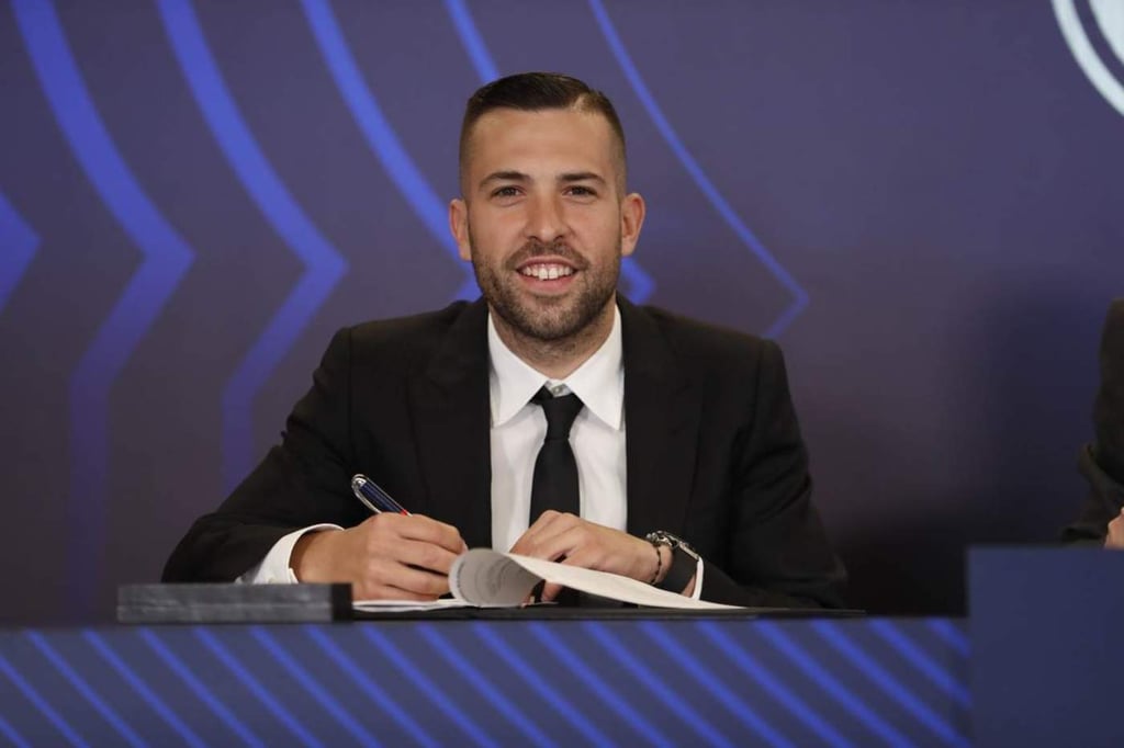 Alba plasma su firma en renovación con Barcelona