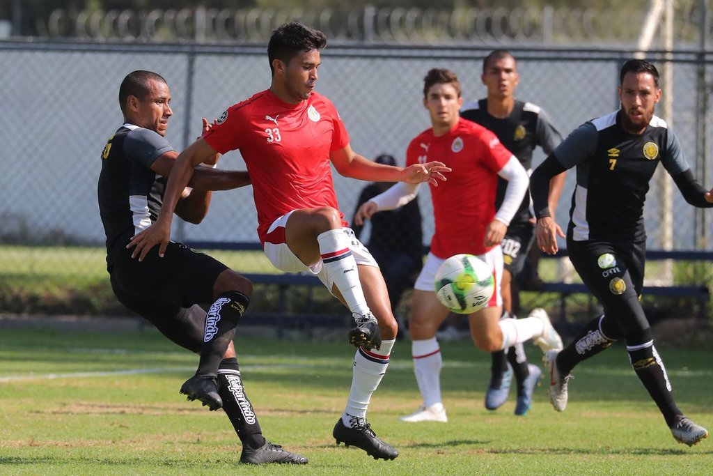 Sin Oribe, Chivas vence a Leones Negros