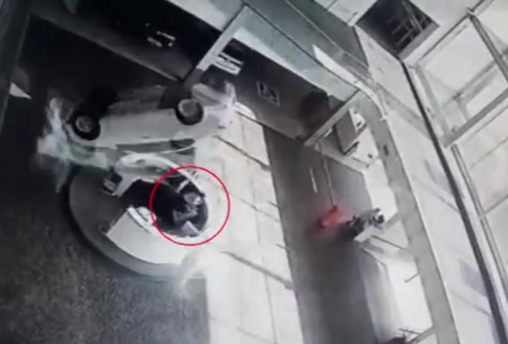 Recepcionista adolescente es aplastada por un auto que cayó desde un segundo piso