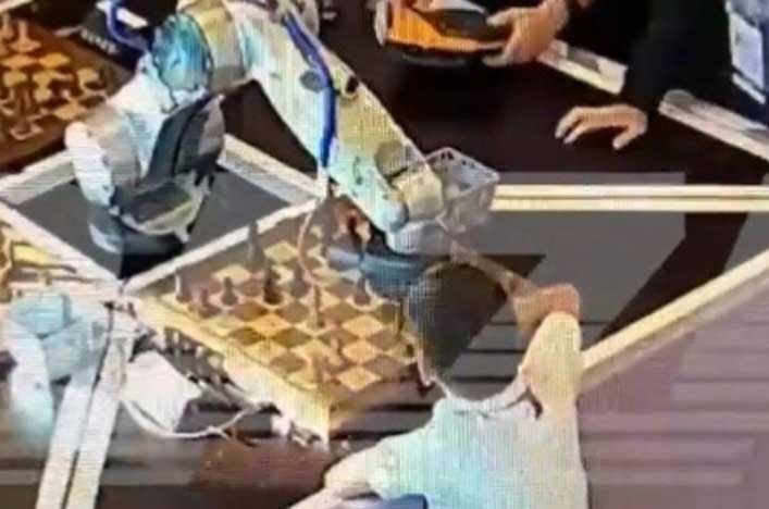 Robot le rompe el dedo a un niño de 7 años mientras jugaban ajedrez Robot le rompe el dedo a un niño de 7 años mientras jugaban ajedrez
