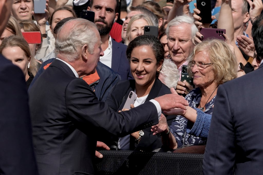Carlos III muestra su cercanía al saludar con la mano a cientos de ...