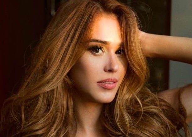 Yanet García se muestra con la blusa abierta