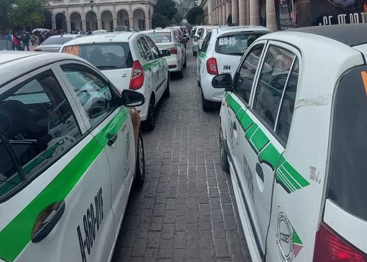 Taxistas de Durango podrían pagar hasta 11 mil pesos por el replaqueo Taxistas de Durango podrían pagar hasta 11 mil pesos por el replaqueo