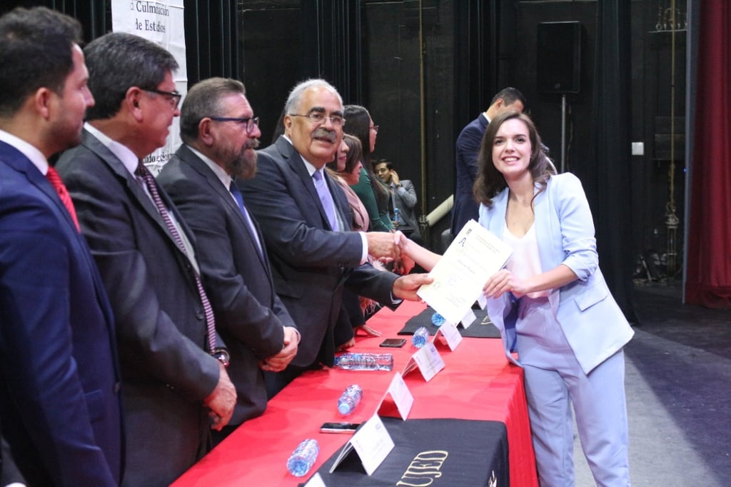 Recibieron cartas de pasante 116 jóvenes egresados de la FECA-UJED