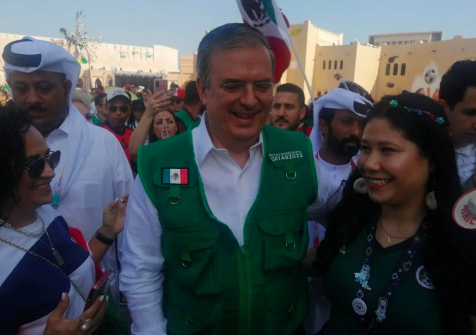 Aficionados mexicanos le piden cerveza a Marcelo Ebrard en Qatar Aficionados mexicanos le piden cerveza a Marcelo Ebrard en Qatar