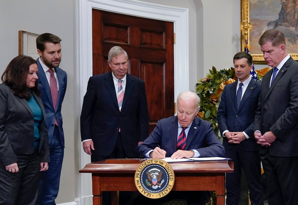 Biden firma resolución para evitar huelga ferroviaria pese a reclamos de trabajadores