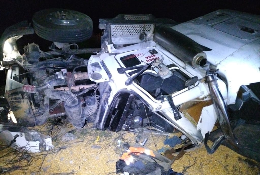 Tráiler Cargado Con Maíz Se Queda Sin Frenos Y Desbarranca En Carretera