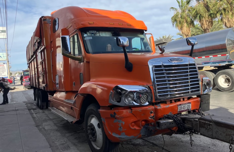 Tráiler choca con patrulla de Gómez Palacio tras huir de un accidente previo