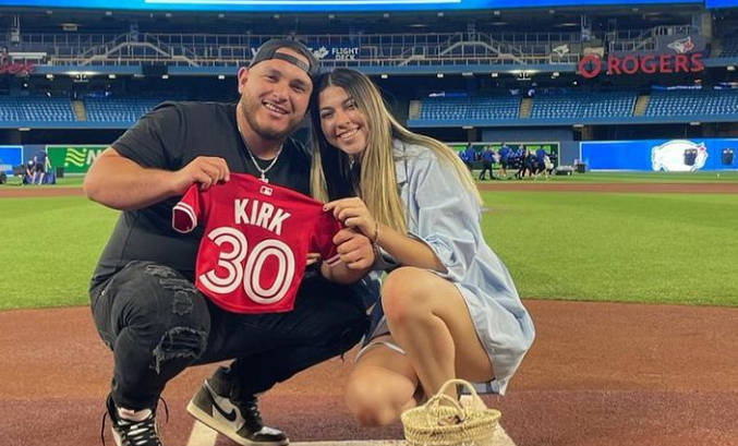 El pelotero mexicano Alejandro Kirk ya es papá y lo presume en redes sociales