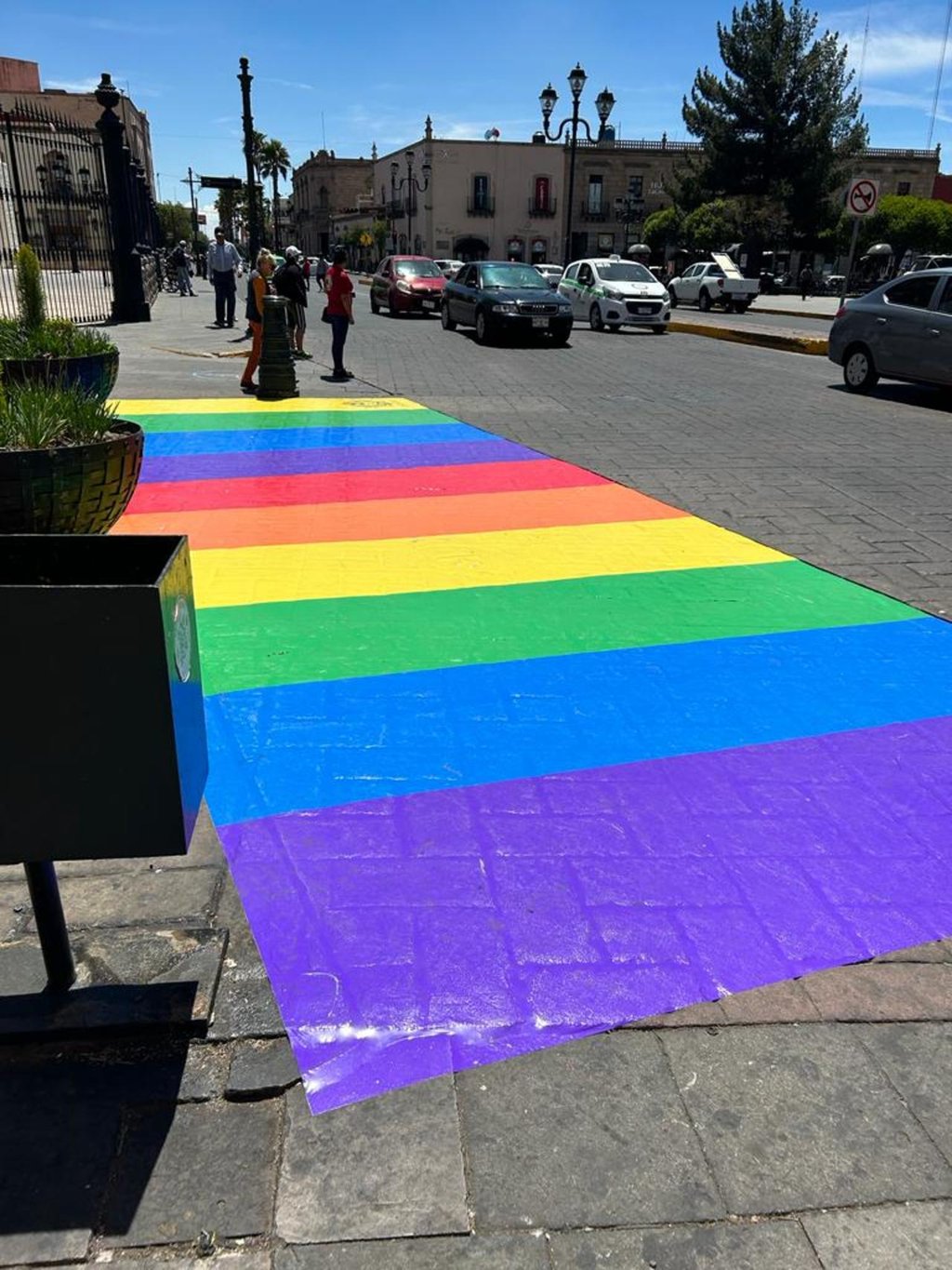 Pintaron el cruce peatonal de color alusivo a la comunidad LGBTTI