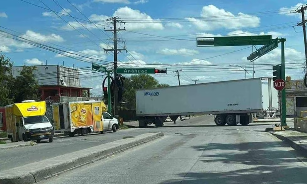 VIDEO: Reportan balaceras y bloqueos cerca de un centro comercial en Tamaulipas