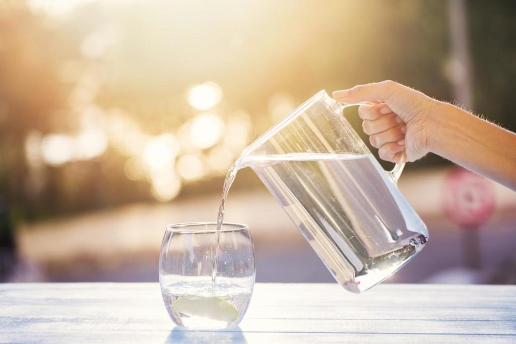 Agua antes de comer para evitar mala digestión