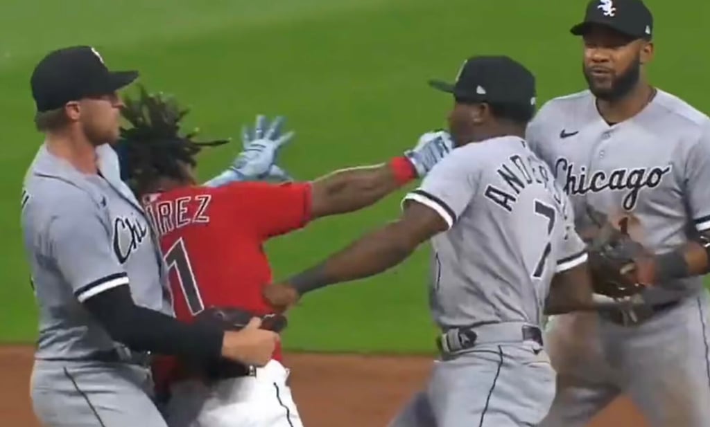 VIDEO: José Ramírez noquea Tim Anderson en pleno juego de las Grandes Ligas