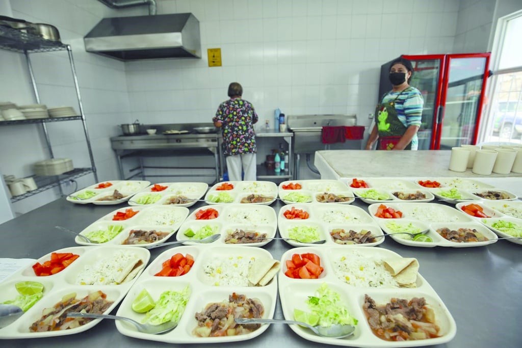 Con los comedores comunitarios, mejora Toño Ochoa las vidas de las familias