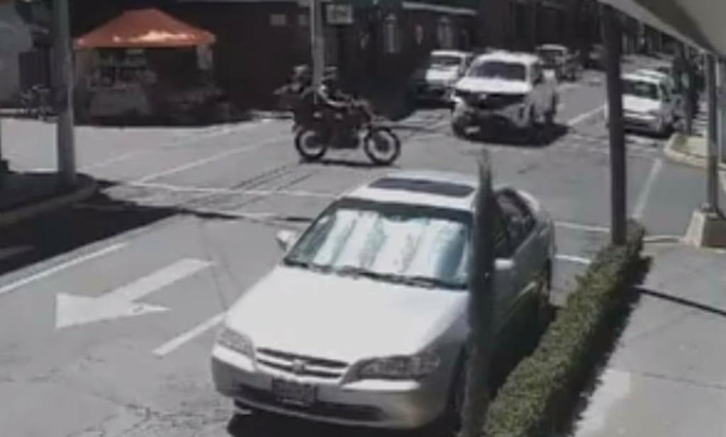 VIDEO: Camioneta embiste a repartidores de DIDI; motociclistas salen ... VIDEO: Camioneta embiste a repartidores de DIDI; motociclistas salen ...