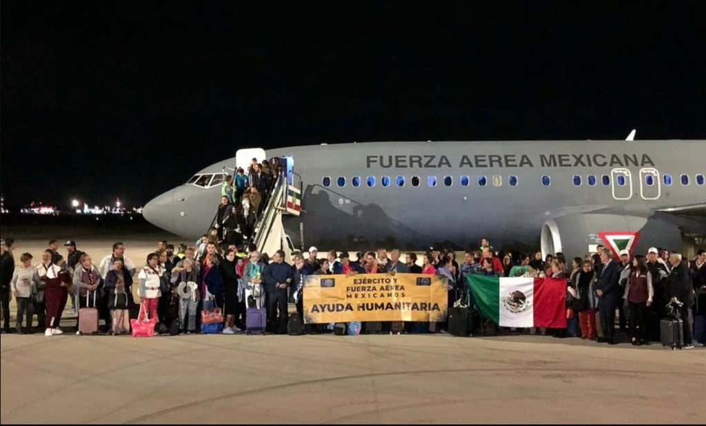 Aterriza en México primer avión de la Fuerza Aérea con 135 connacionales rescatados de Israel