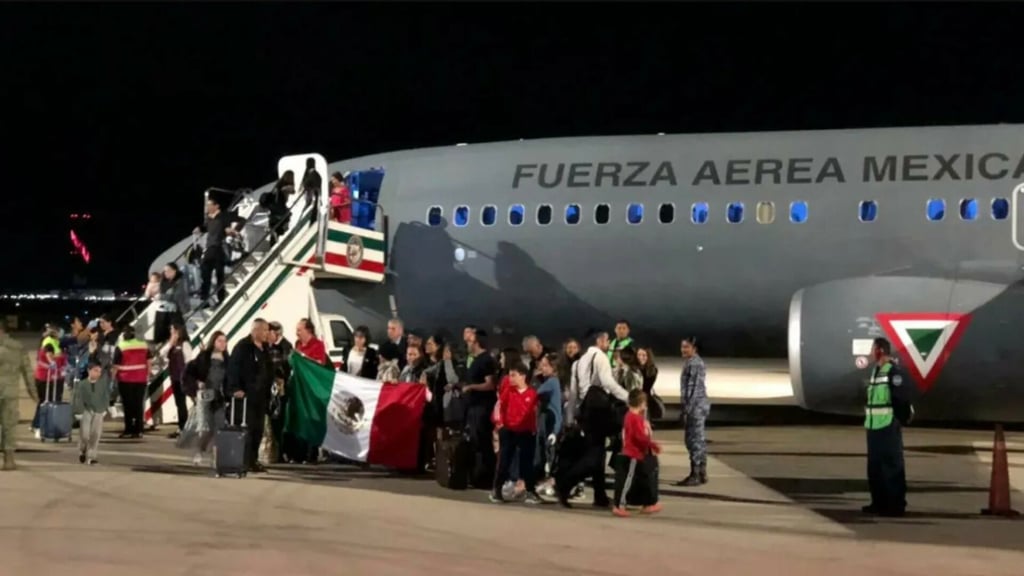 México recibe dos vuelos con 287 connacionales en total repatriados desde Israel