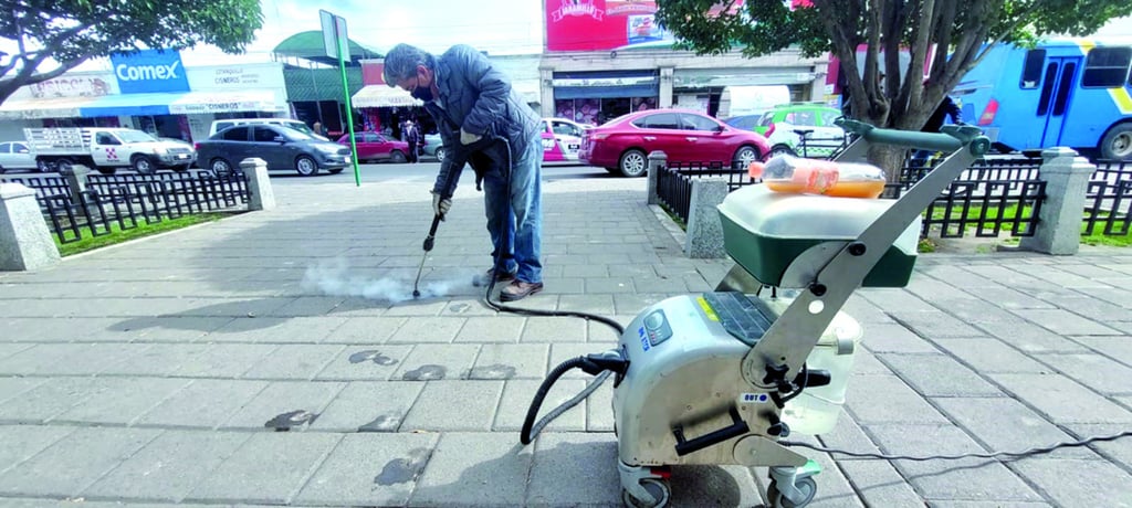 Hasta 500 chicles al día levantan de banquetas en Centro Histórico