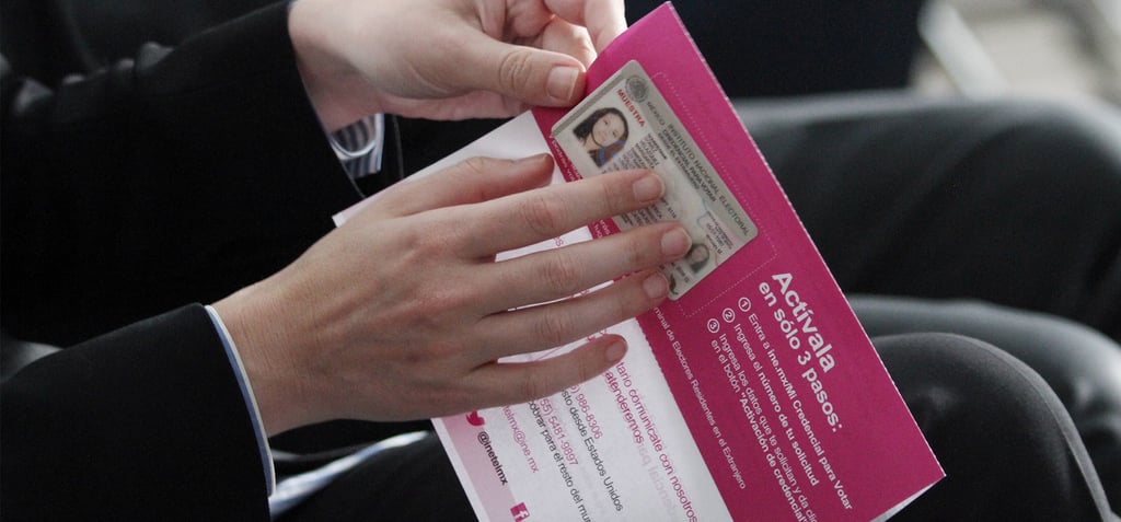 ¿Vives en el extranjero? Así puedes tramitar tu INE para votar