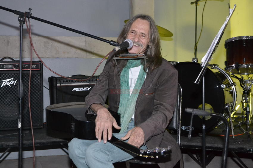 Pedro de la Garza festeja medio siglo de hacer música