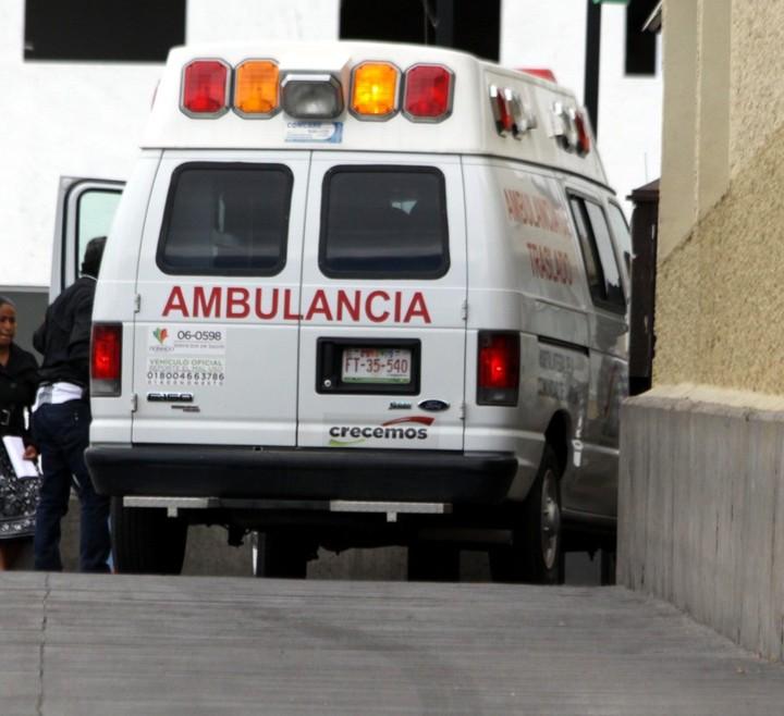 Niña cae de camioneta