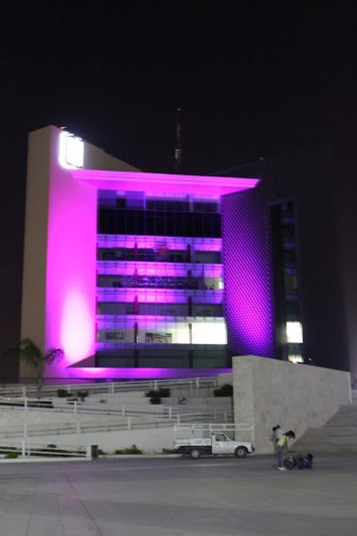 Edificios municipales se pintan de rosa contra el cáncer de mama