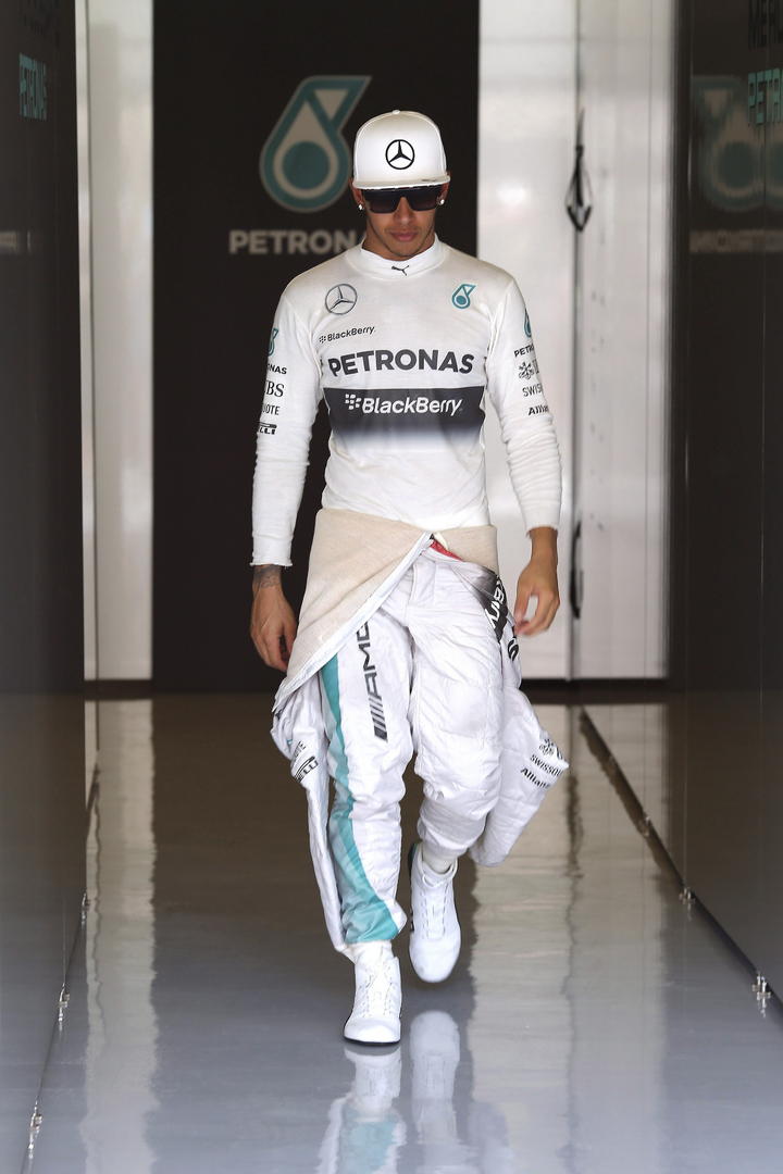 Hamilton mete presión a Rosberg en Abu Dabi