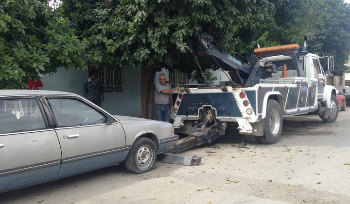 Retiran vehículos 'chatarra' del Centro de Ciudad Lerdo