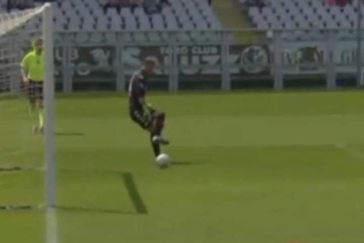 Infame autogol de un portero en Italia