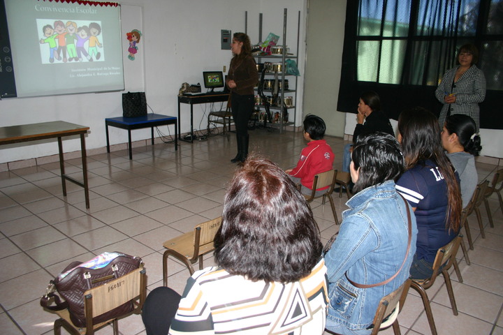 Imparten talleres a padres de familia