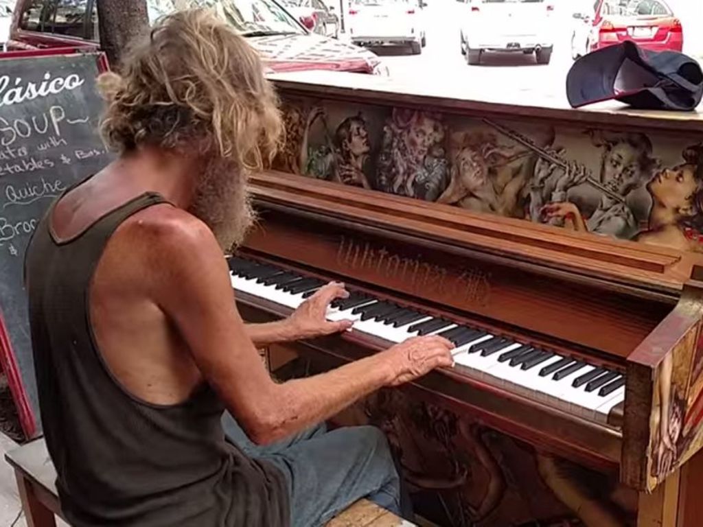 Indigente sorprende tocando el piano