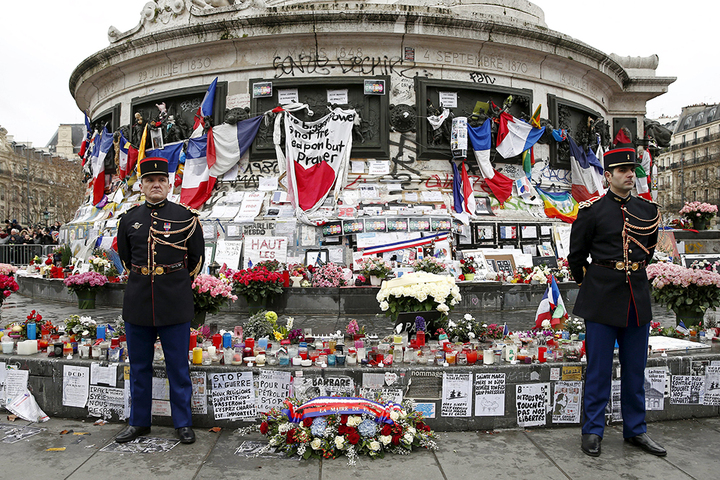 Francia rinde tributo a víctimas