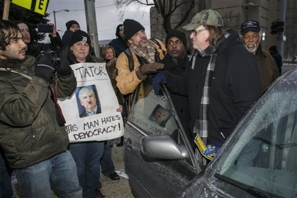 Regresa Michael Moore a Flint en medio de crisis del agua