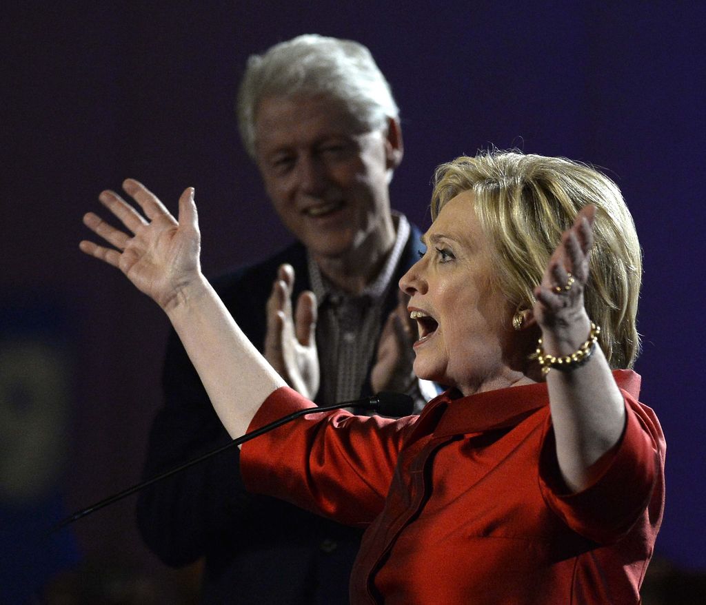 Celebra Clinton victoria sobre Sanders