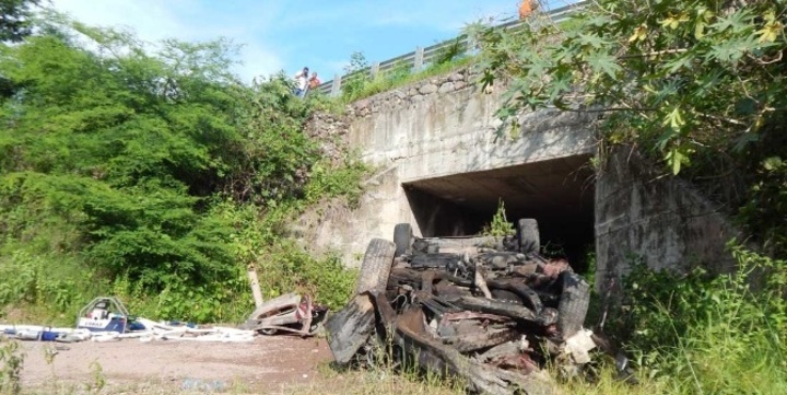 Vuelcan 3 Cherokees; 2 muertos y 5 heridos