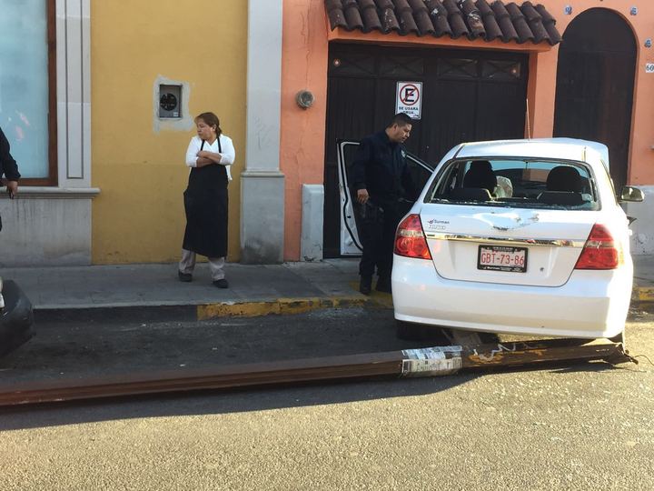 Mujer pierde el control y choca