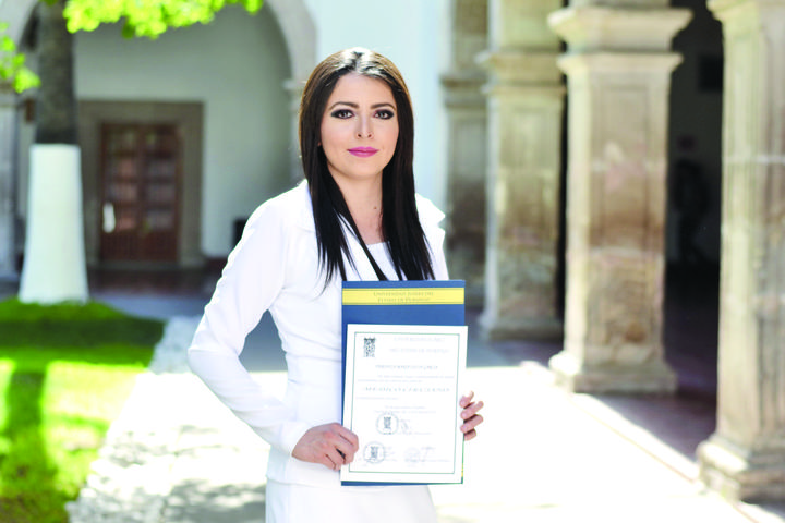 Verónica Levin recibe carta de pasante como médico cirujano