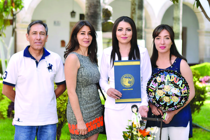 Verónica Levin recibe carta de pasante como médico cirujano