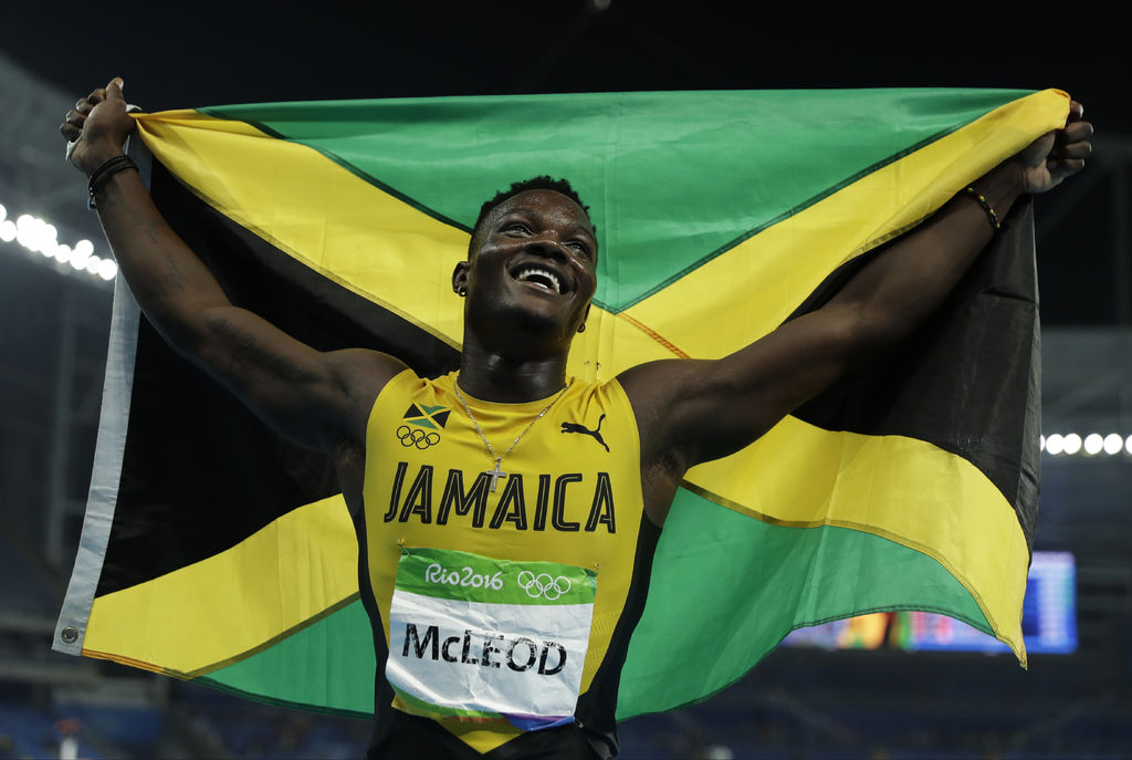 Jamaicano McLeod conquista oro olímpico en 110 metros con vallas