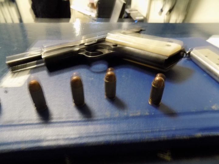 Detonó su arma en una riña