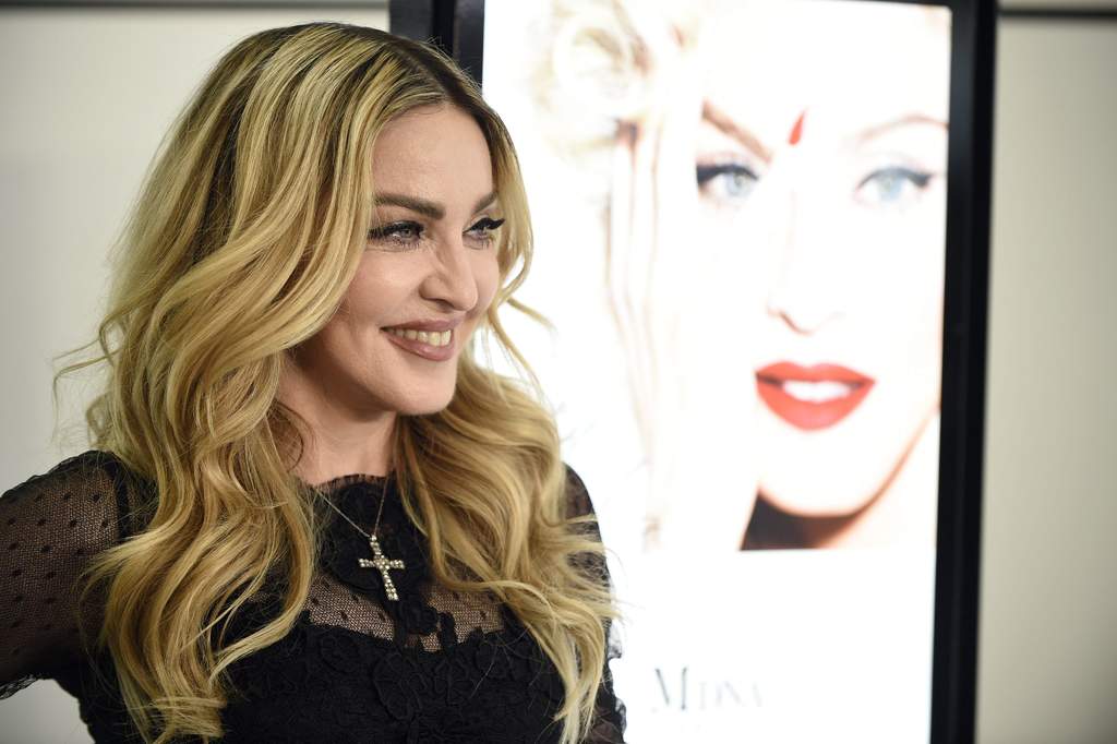 Realiza Madonna candente propuesta indecorosa