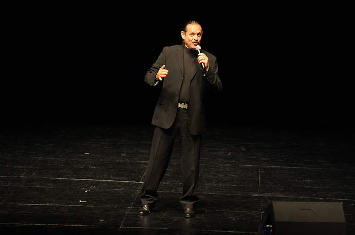 Teo González llega a consentir a Durango