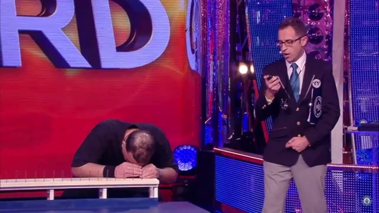 Este hombre clava 38 clavos usando sólo su cabeza