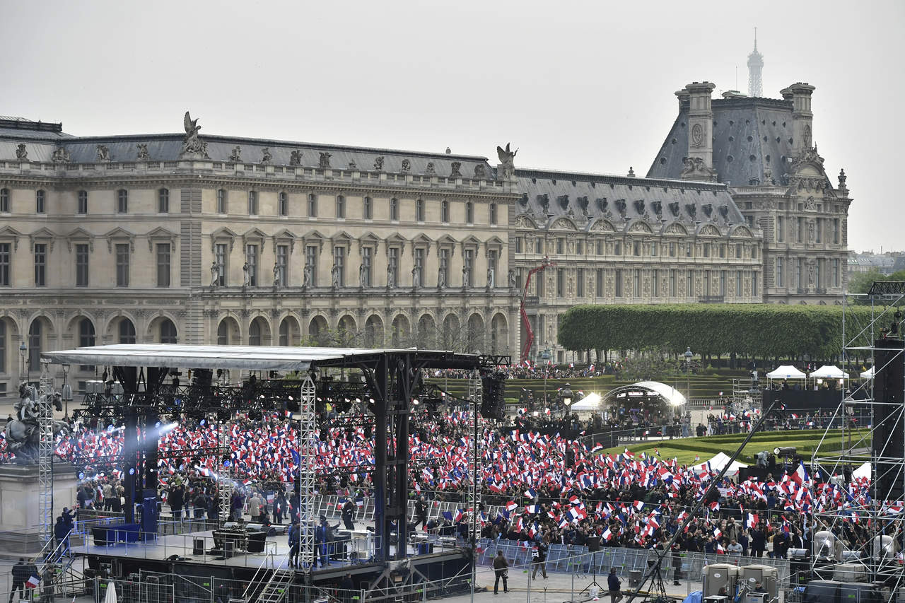 Celebran en el Louvre victoria de Macron