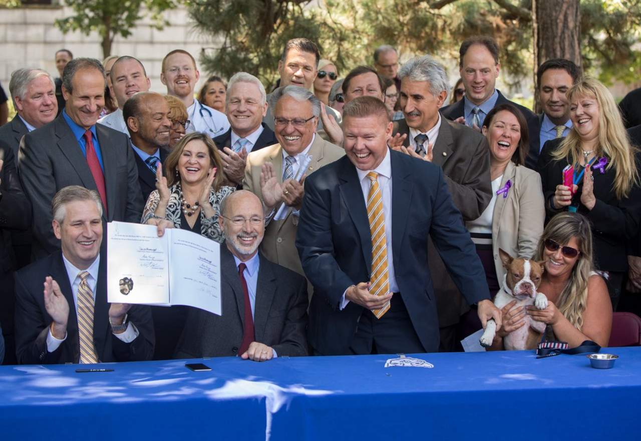 Gobernador de EU y perro firman ley contra maltrato animal